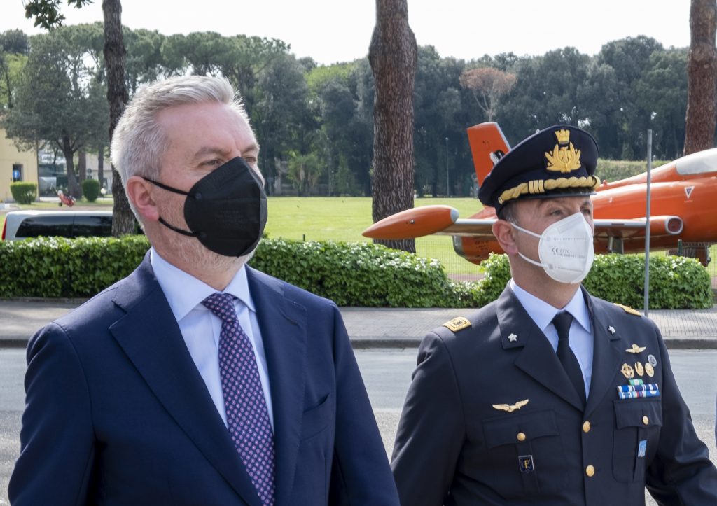 Il Ministro della Difesa alla Scuola Specialisti dell’Aeronautica ...