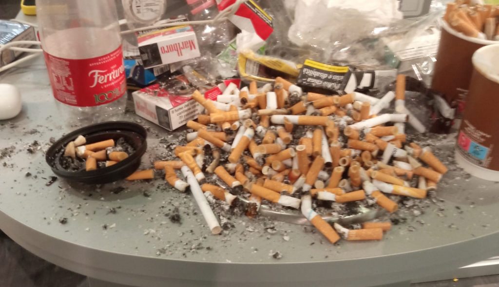 Napoli, degrado nella sala fumatori dell’aeroporto di Capodichino ...