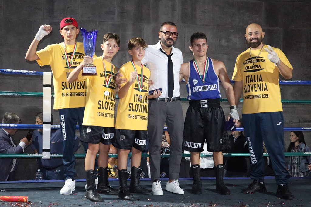 Trionfo per la Napoliboxe di Lino Silvestri in piazza Santa Maria la ...