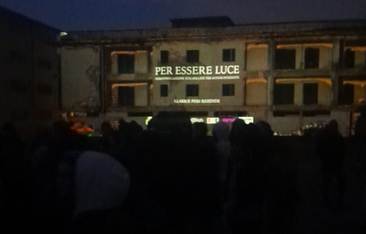 Esplosione di luce all’istituto Pinetamare di Castel Volturno, proiettata la videoinstallazione ...