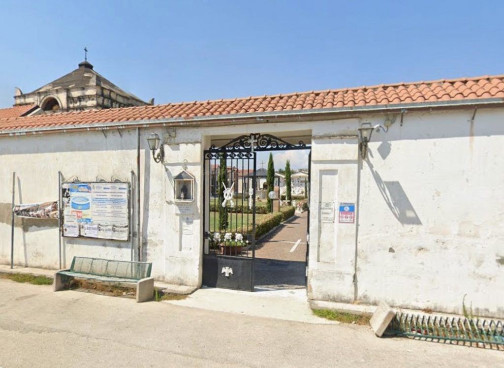 Carinaro, lampade votive accese per tutti i defunti (anche dei morosi ...